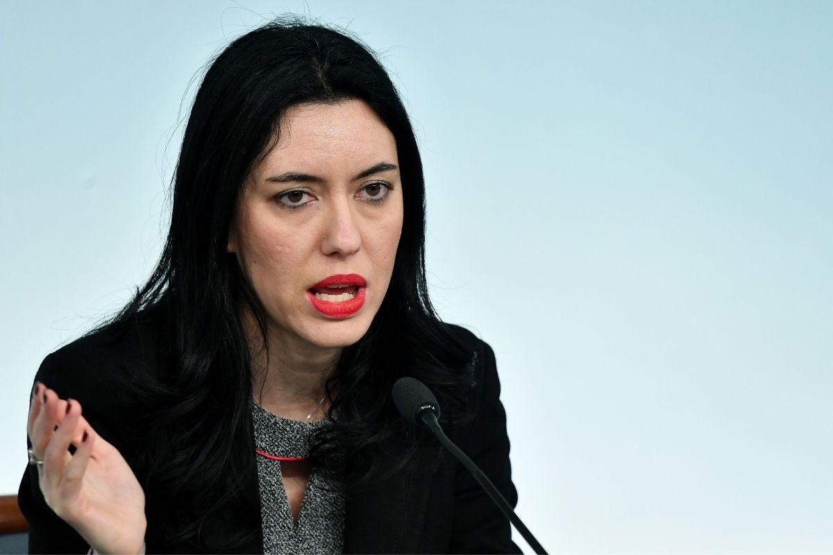 Lucia Azzolina, ecco perchè la ministra usa il rossetto rosso