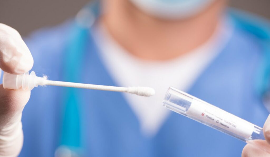 Fissato il prezzo dei tamponi: qual è il costo nelle farmacie