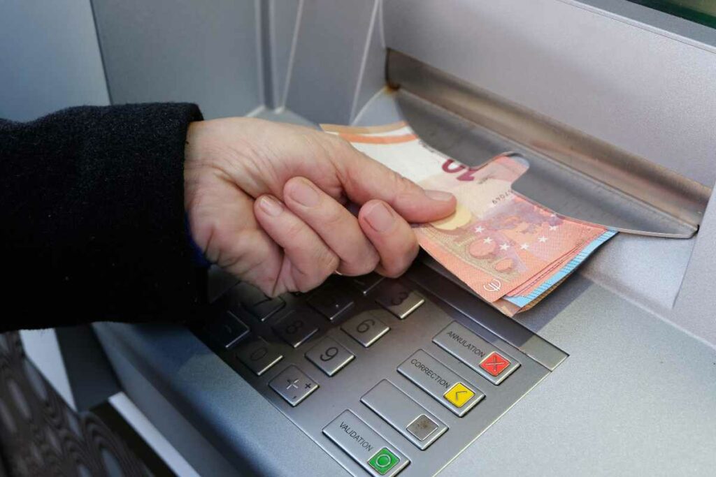 Da oggi il prelievo al bancomat è senza carta: Poste italiane sorprende ...