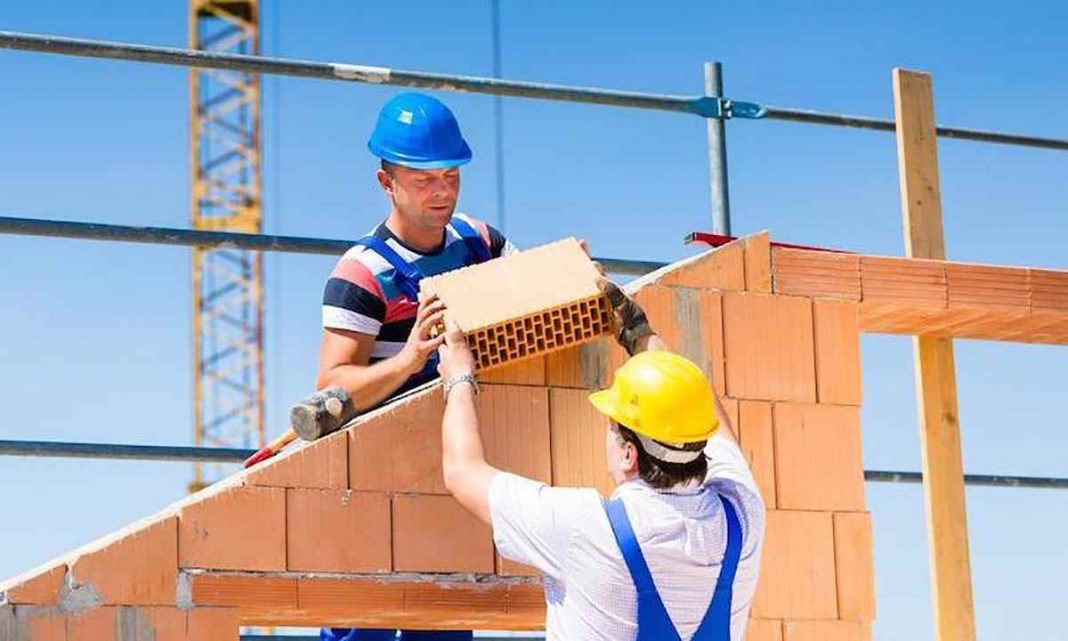 La professione di muratore oggi: prospettive, requisiti, normative ...