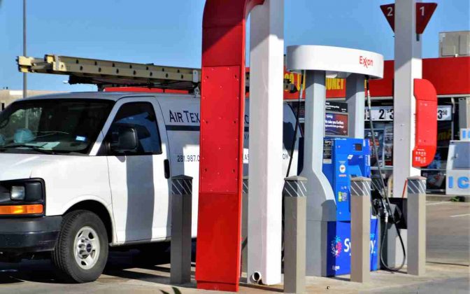 Quanto guadagna un distributore di benzina? Facciamo una media