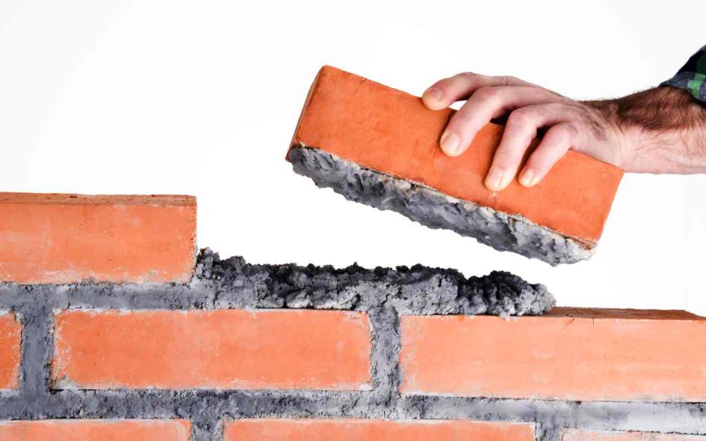 Casa, dal mattone alla... mattonata: quanto rischiano gli italiani