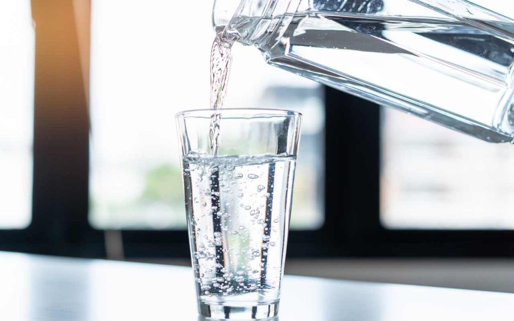 Acqua minerale, parlano gli esperti: la migliore costa pochissimo