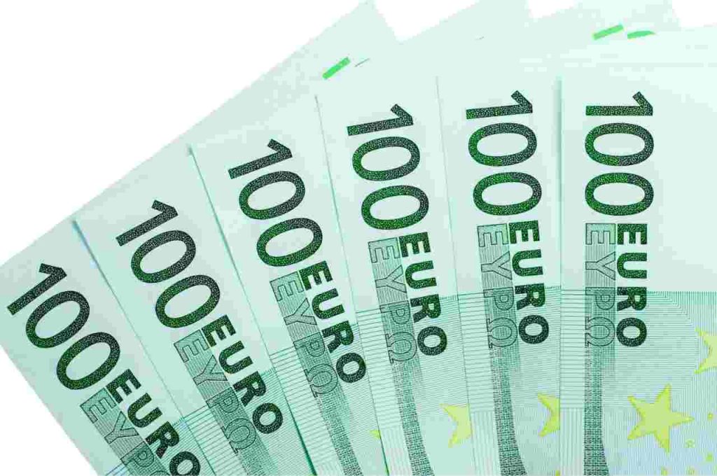 Bonus bollette, in arrivo 600 euro in busta paga: chi ne ha diritto